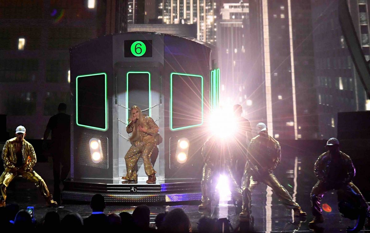 J Lo's VMAs Performance Sparked a Twitter Roast of New York's Subway