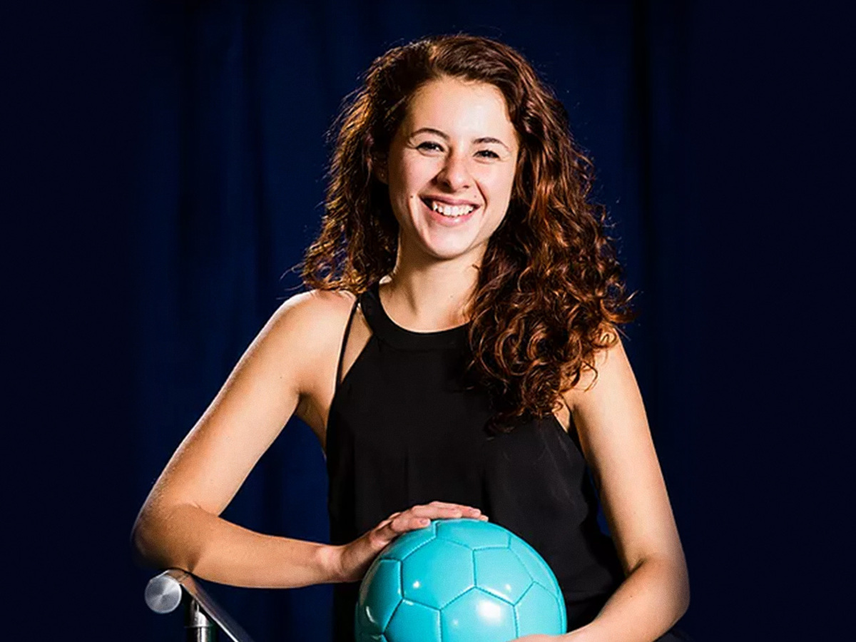 Meet Valeria Jauregui, the Mexican Antipodist Who Juggles With Her Feet