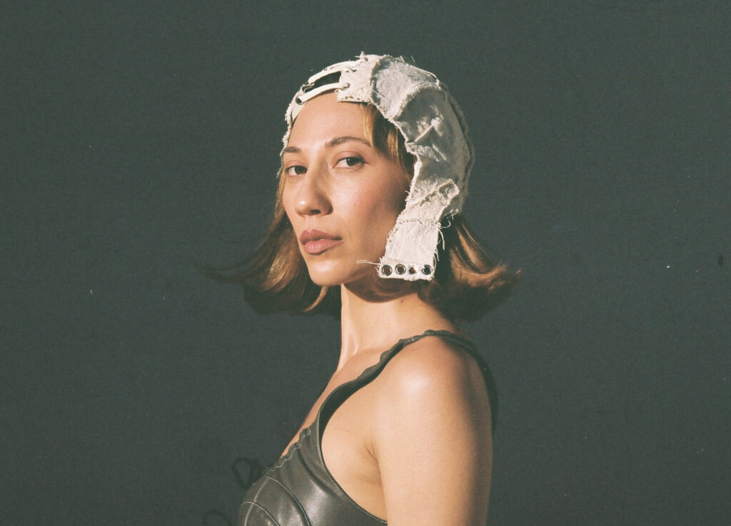 PREMIERE: Tei Shi Shares Artistic Music Video for '¿QUIÉN TE MANDA?'