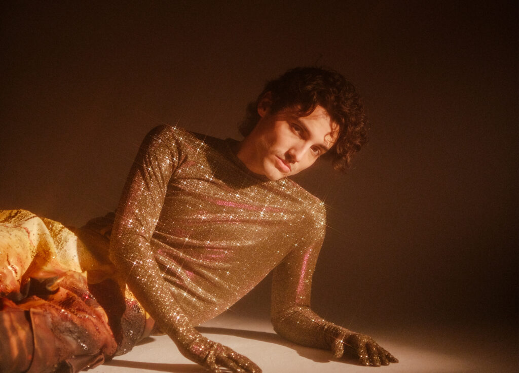 INTERVIEW: Humbe Talks Making Sentimental Pop & New Album ‘Armagedón’